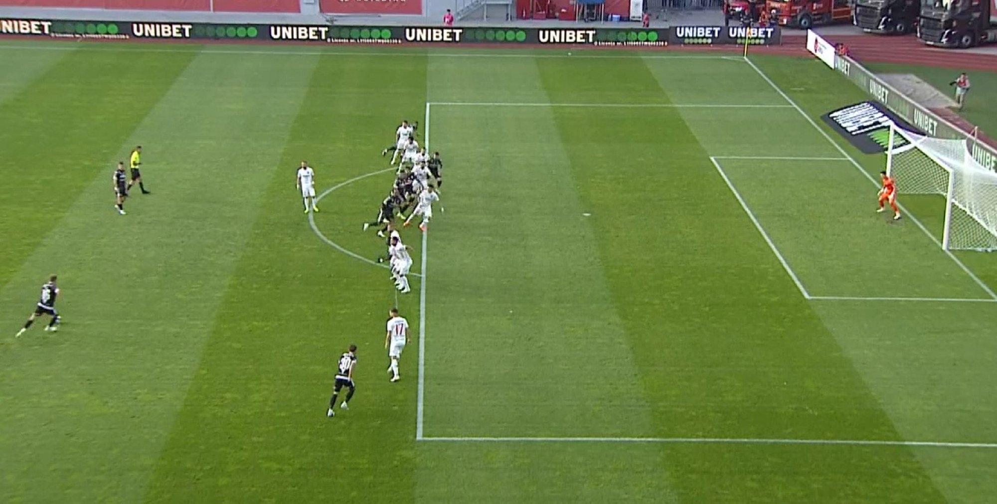 A fost offside? Dinamo a dat lovitura la Sibiu, dar „câinii” au trecut ...