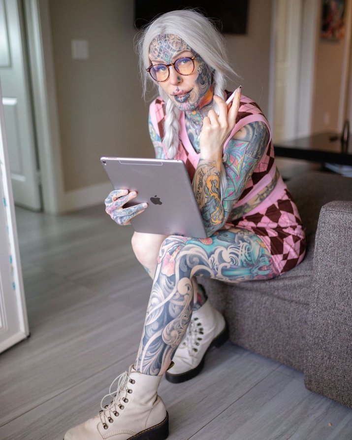 Când pasiunea pentru tatuaje devine sport extrem! Cât a plătit Lina ...