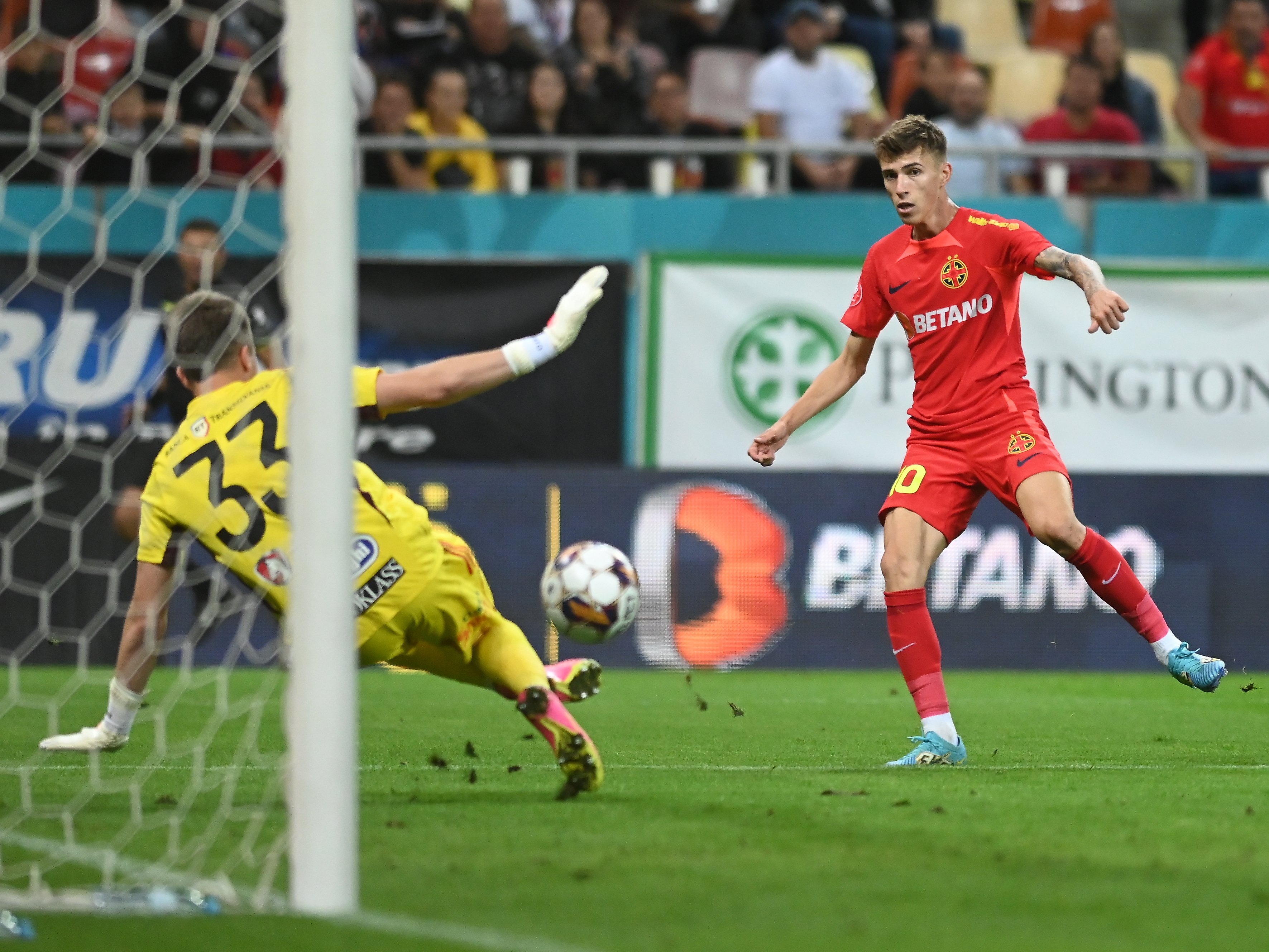 Tavi Popescu mai visează să îi calce pe urme prietenului Radu Drăgușin ...