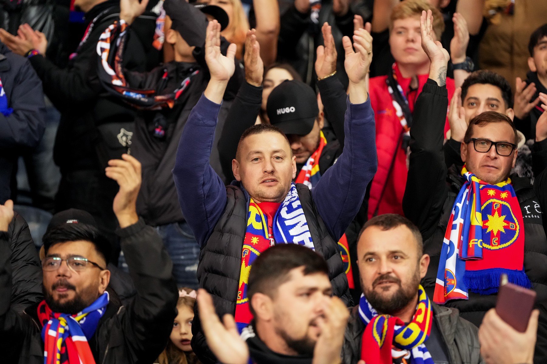 Ce s-a întâmplat după ce un suporter a introdus un banner cu mesajul ...