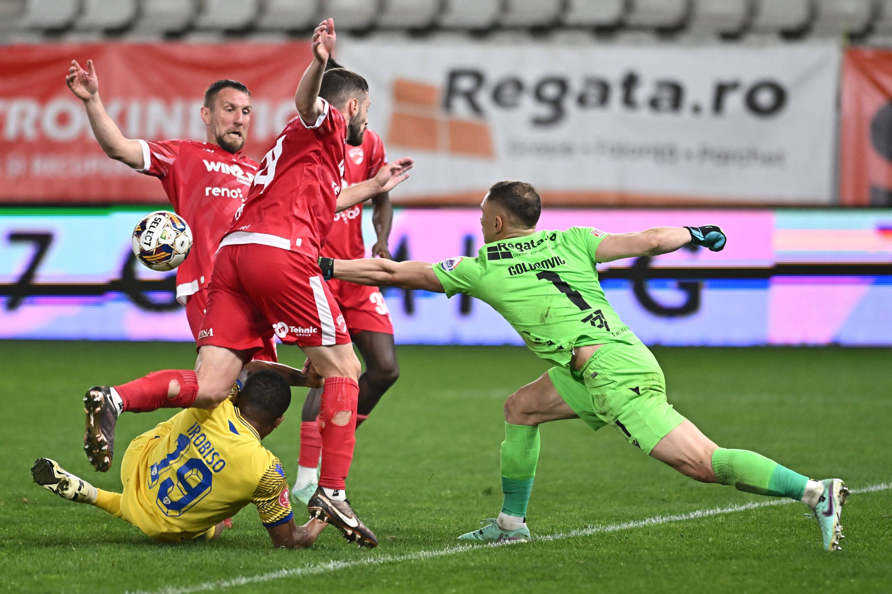 Cine va apăra poarta lui Dinamo în meciul cu Petrolul, după accidentarea lui Golubovic + Câți ...