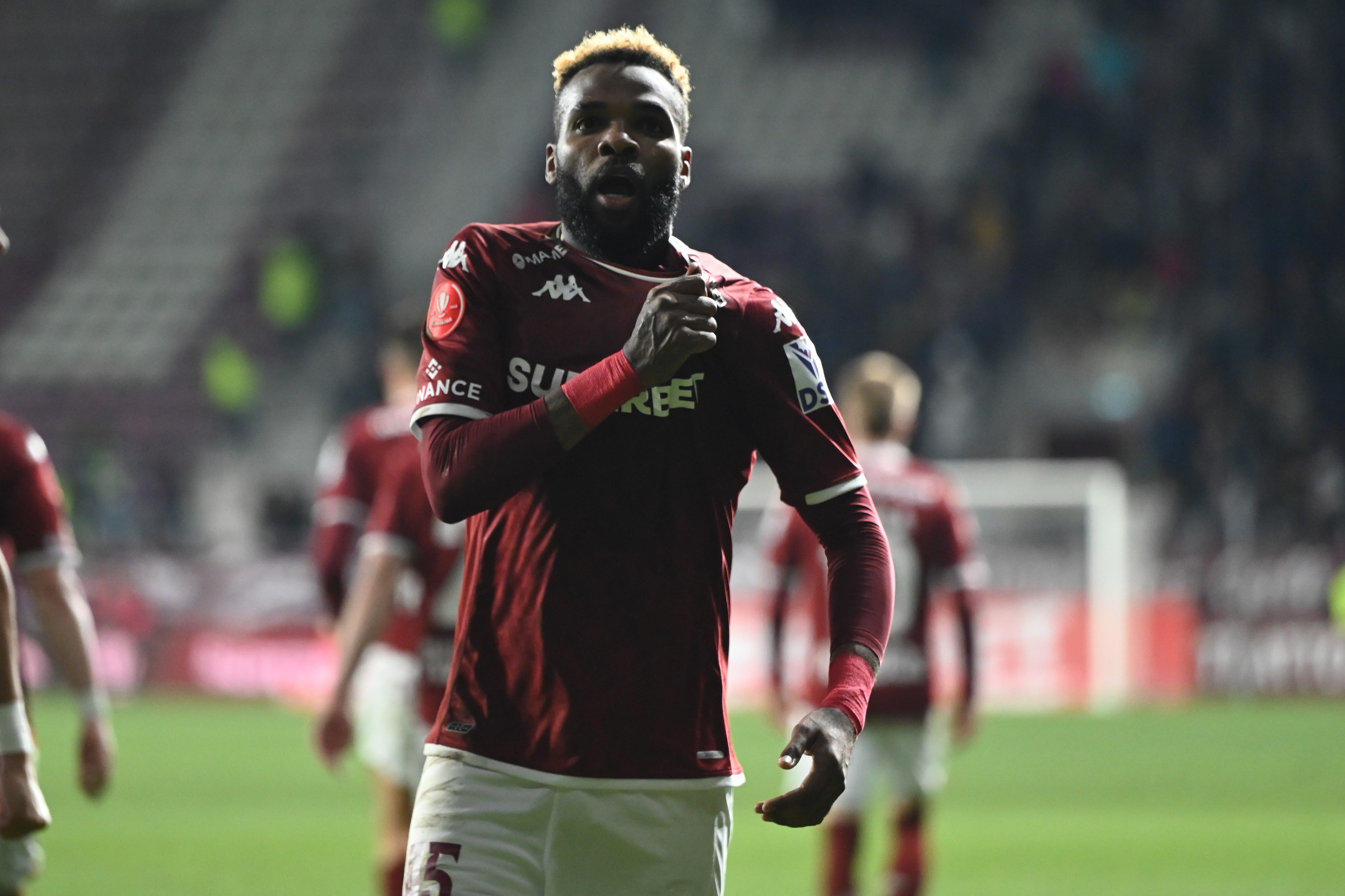 Aaron Boupendza, huiduit de fanii Rapidului în momentul schimbării. Ce ...