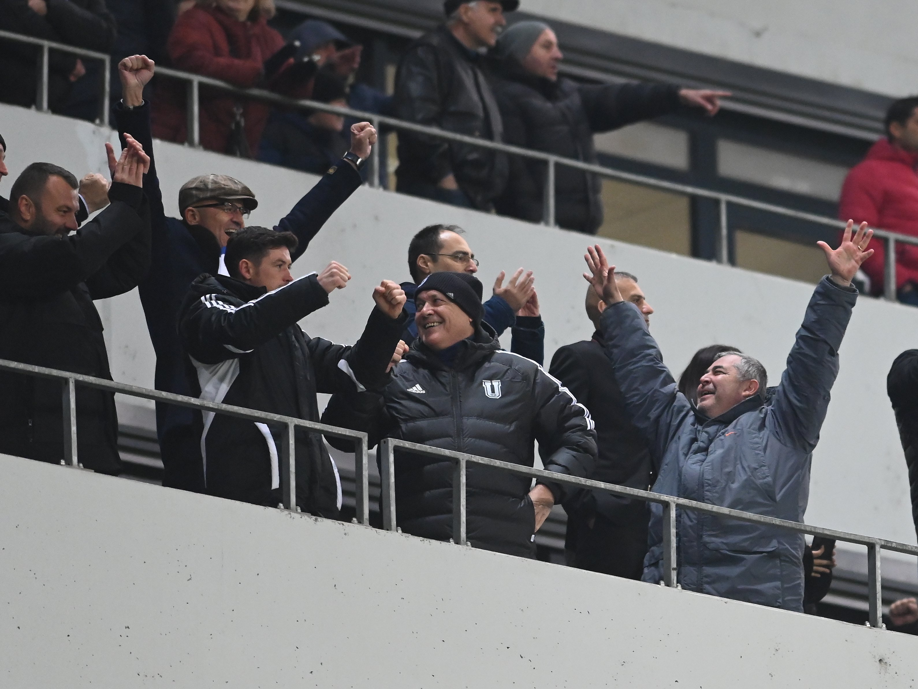 Adrian Mititelu a făcut spectacol la declarații: "Fularul meu are ...