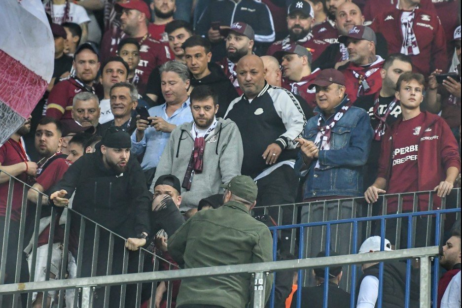 Prima imagine cu Dan Șucu și Victor Angelescu în galeria Rapidului, în ...