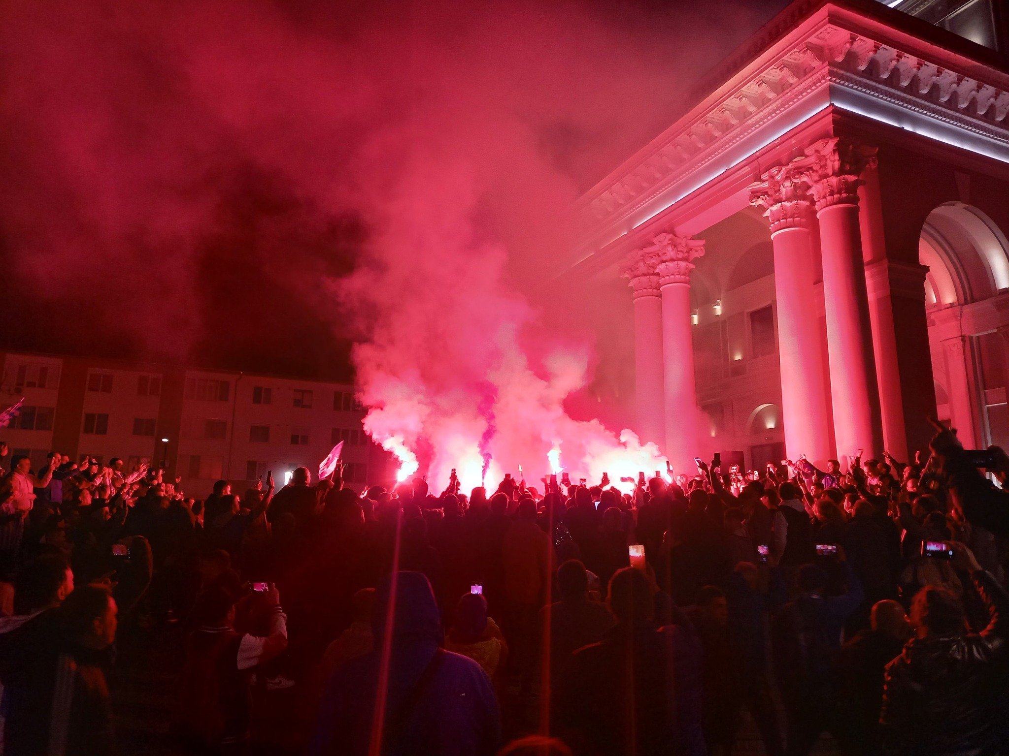 Sărbătoare în plină noapte la Hunedoara. Fanii Corvinului s-au strâns ...