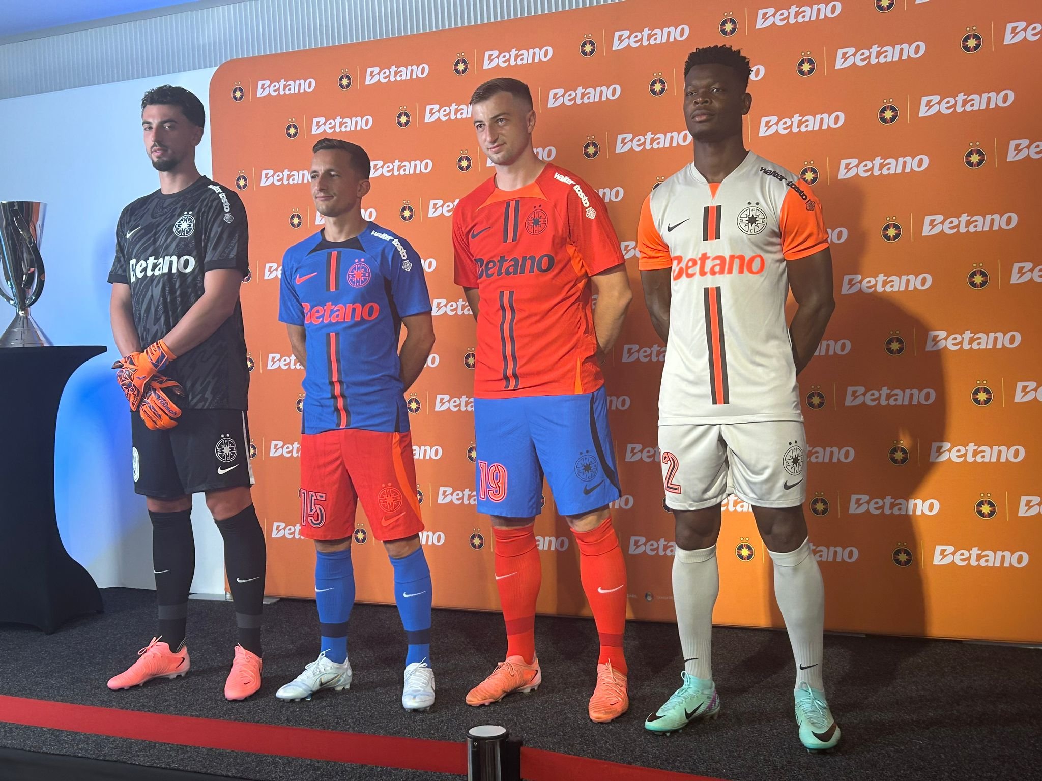 FCSB și-a prezentat echipamentele cu care va ataca un nou titlu. Cum ...