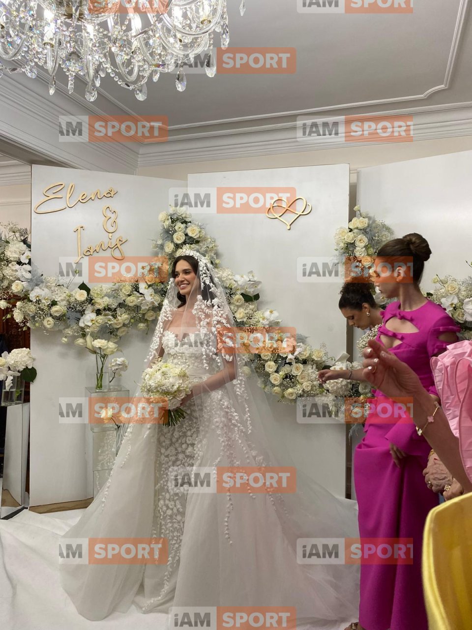 Foto 4/7 EXCLUSIV | Ținuta aleasă de Elena Hagi în ziua nunții sale ...