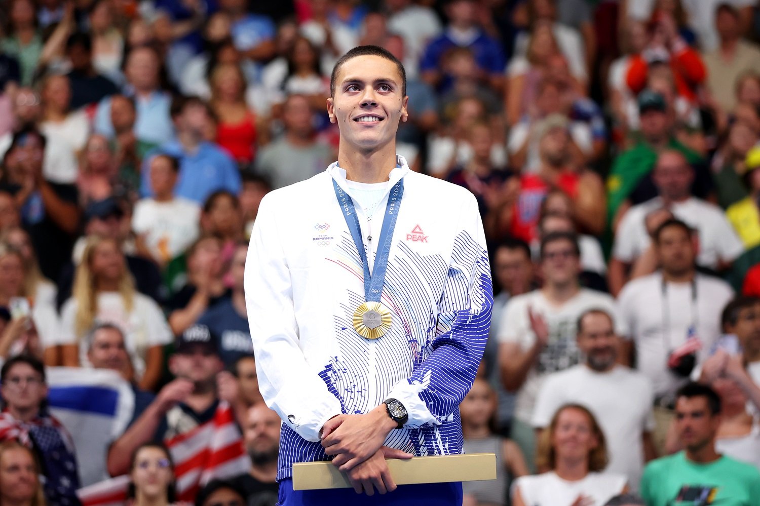 Primele imagini cu David Popovici cu medalia de aur olimpică la gât ...