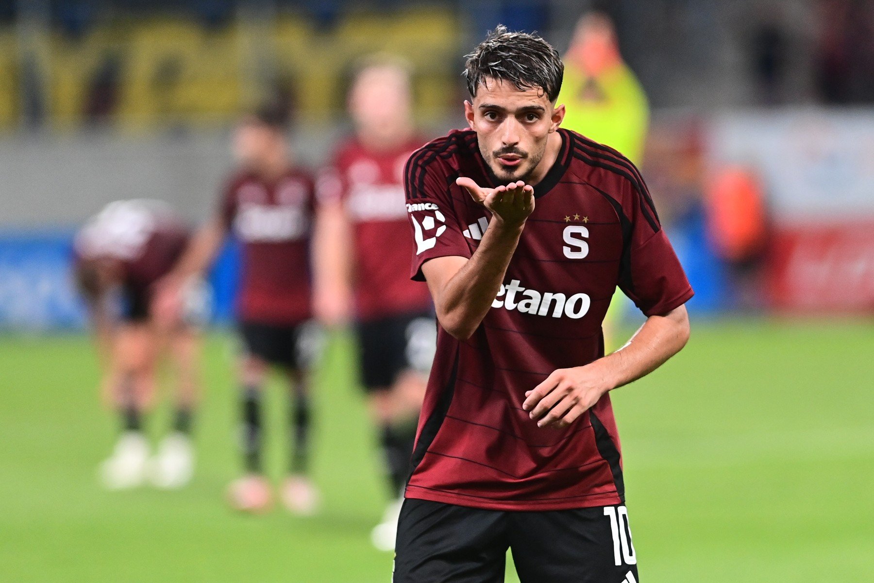 Albion Rrahmani continuă să impresioneze la Sparta Praga. A marcat și ...