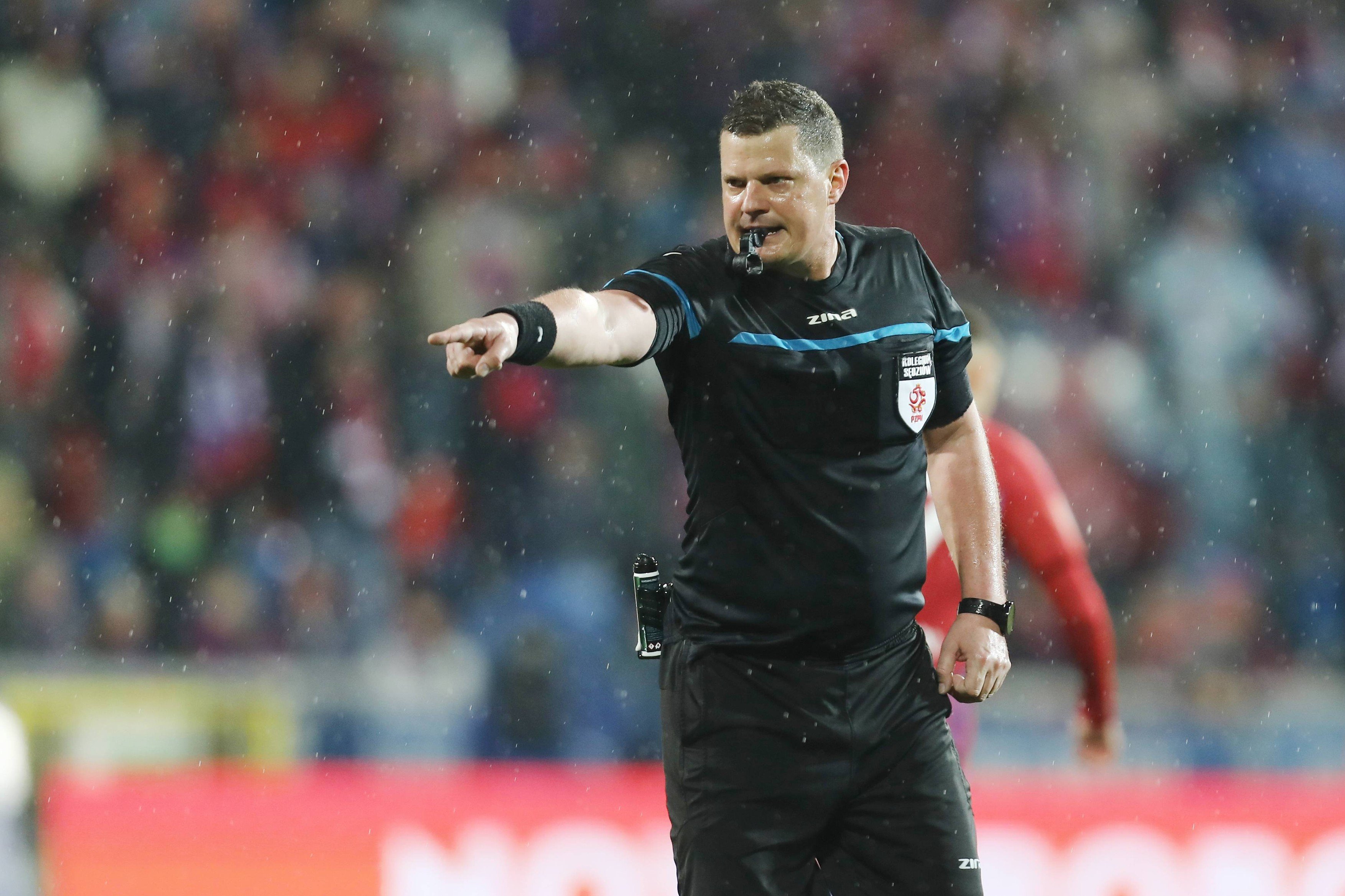 Arbitrii VAR care au furat un semn de circulație după ce au băut. ”Au ...