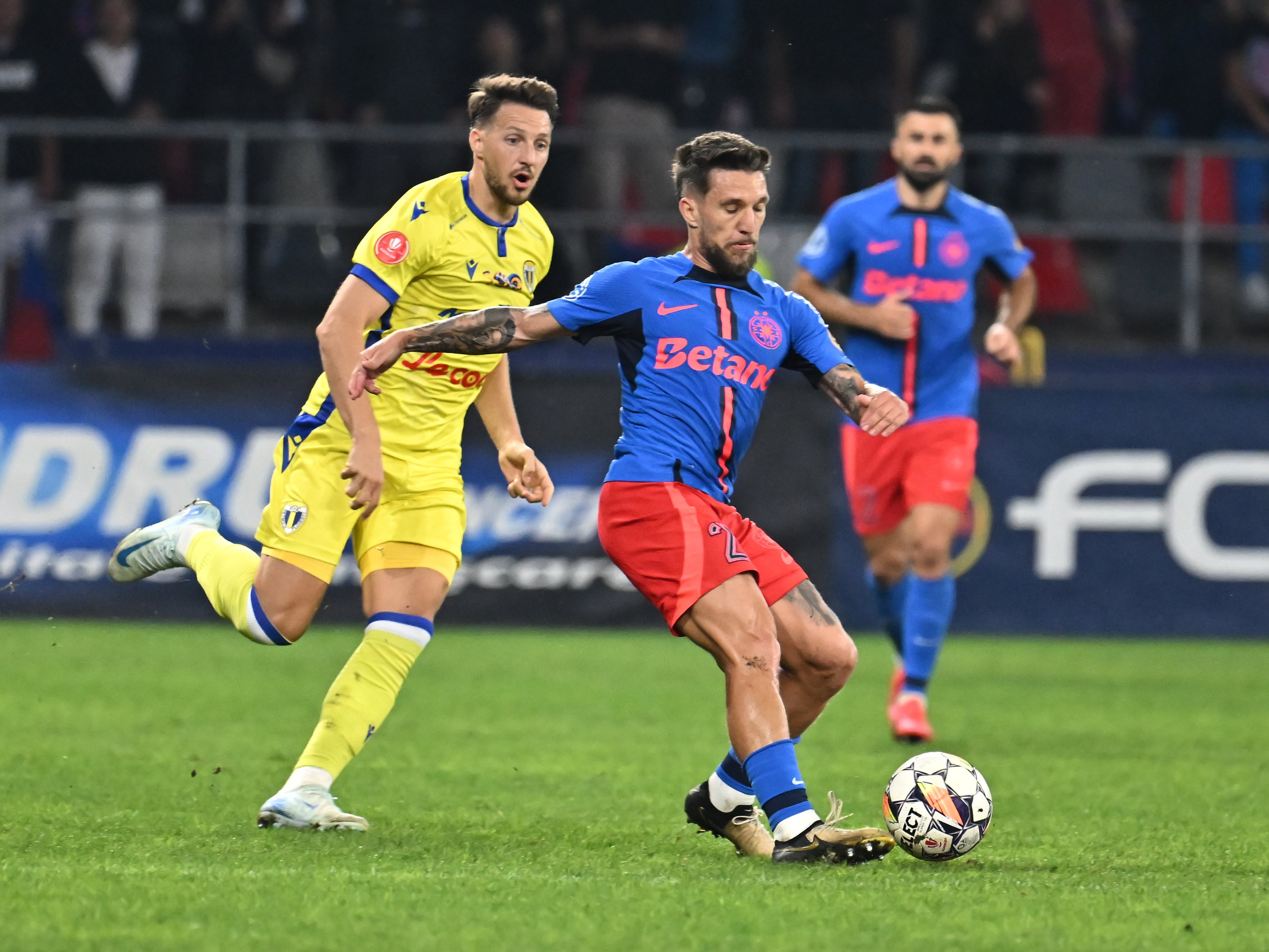 Antrenorul lui RFS a remarcat doi jucători de la FCSB înaintea meciului ...