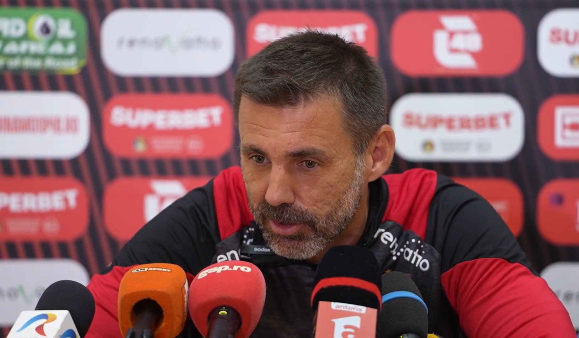 Momente savuroase la conferința lui Dinamo: "Puteți să-mi recomandați mâncare românească ...