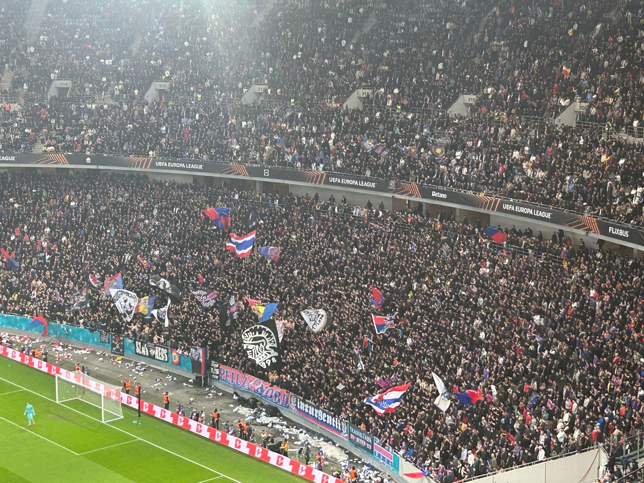 Peluza FCSB s-a colorat în roșu și albastru. Scenografie spectaculoasă ...