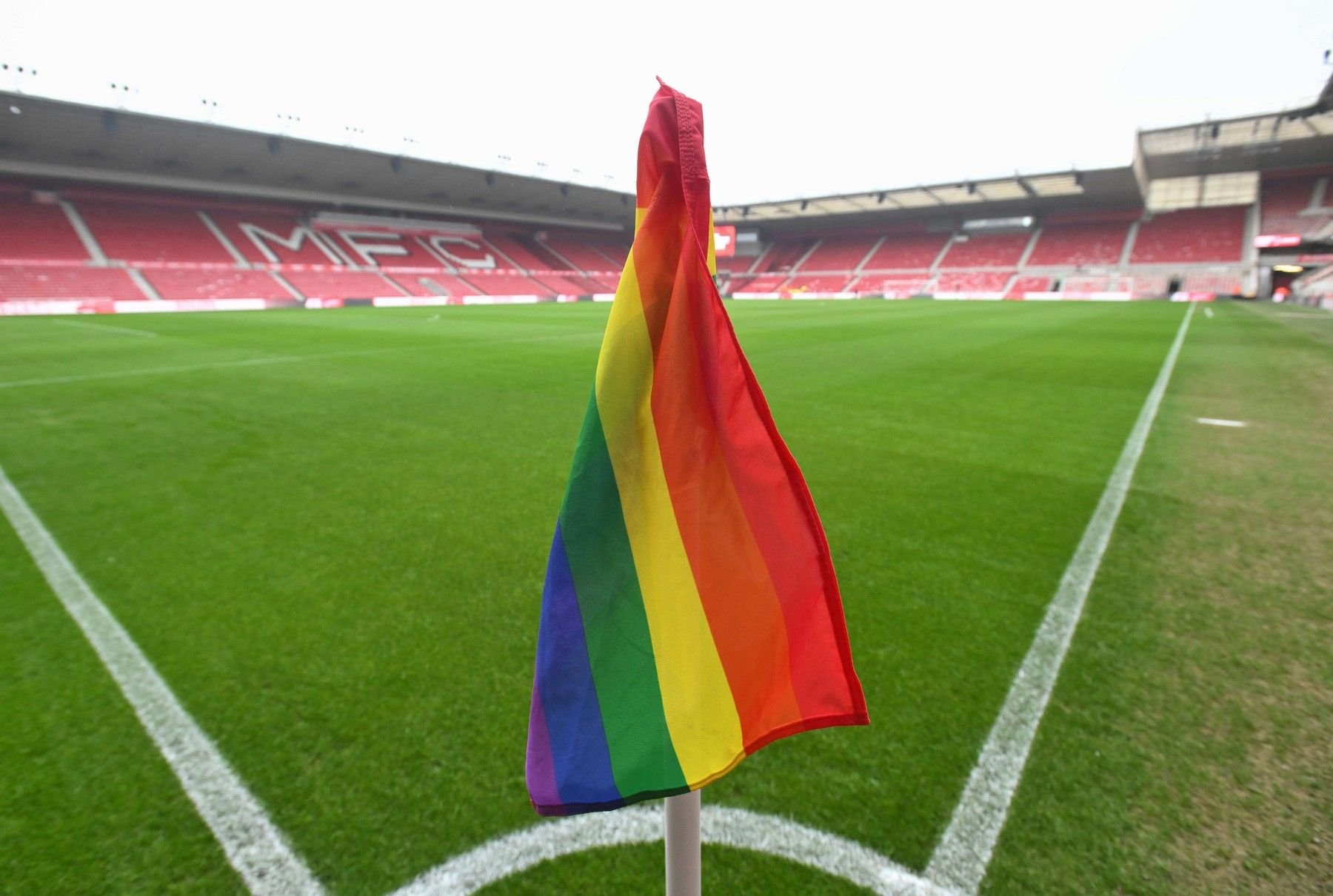 A refuzat să joace cu steagul LGBTQ+ pe braț și a fost suspendat ...