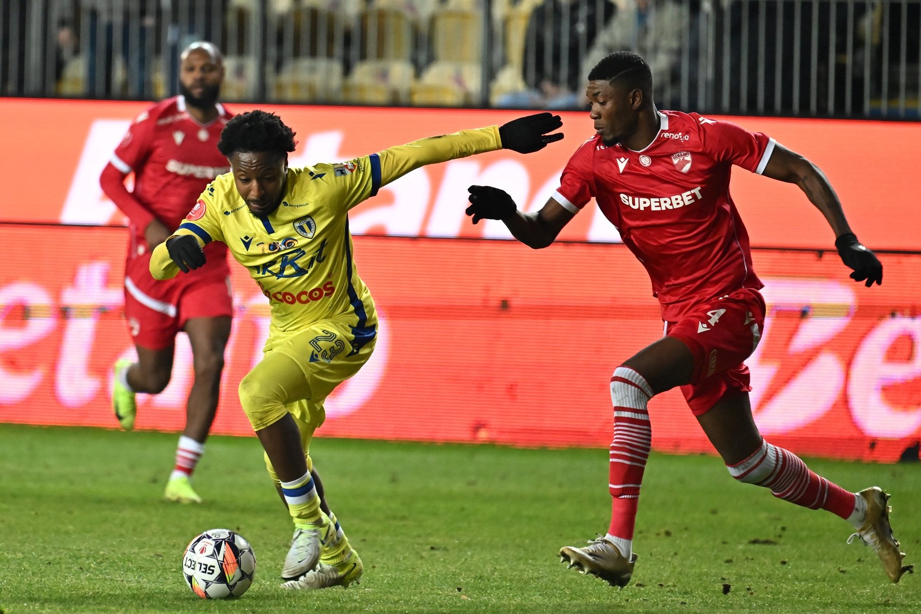 Afectată de grave probleme financiare, echipa din SuperLiga își vinde doi oameni de bază! Câți ...