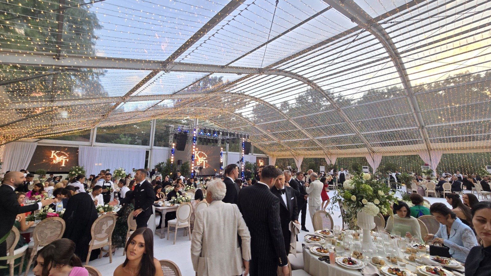 Imaginea serii de la nunta Kirei! Gică Hagi și Gigi Becali, față în ...