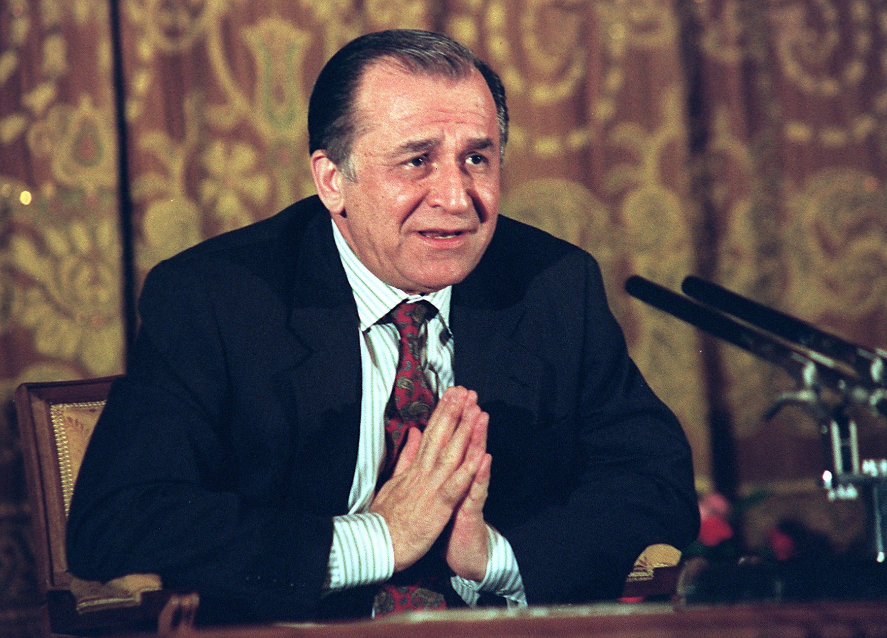 Cum l-a ajutat Cornel Dinu pe Ion Iliescu în noaptea în care a devenit ”imaginea Revoluției”: ”M ...